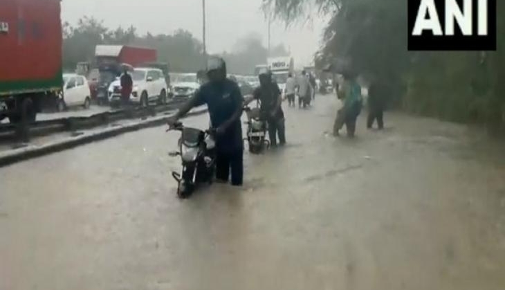 Delhi-Gurugram expressway waterlogged after heavy downpour, traffic jam ... Delhi-Gurugram expressway waterlogged after heavy downpour, traffic jam ...