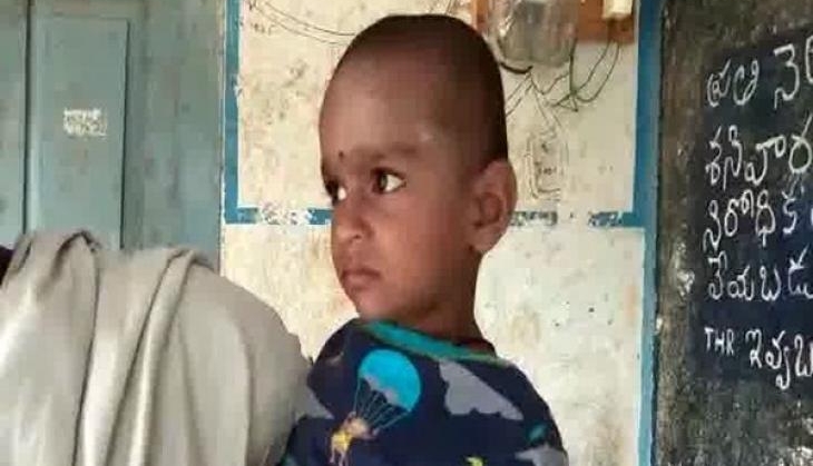 Anganwadi worker puts chilli powder in toddler's mouth | Catch News