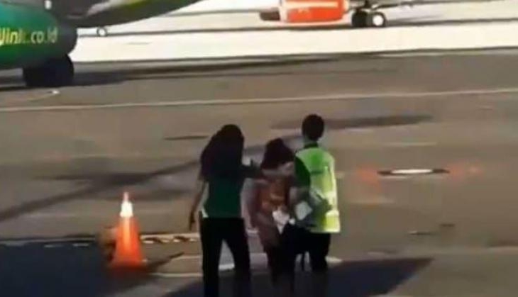 Viral Video: OMG! Woman missed her flight, tries to chase down moving ...