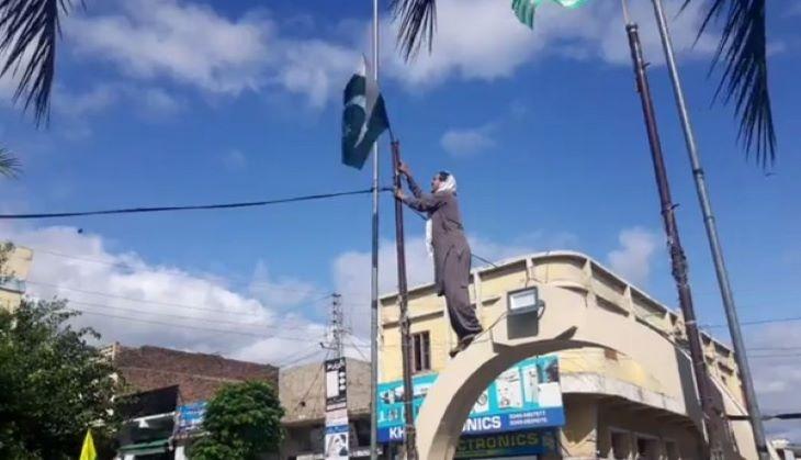POK: Activist brings down Pakistani flags in Dadyal city | Catch News
