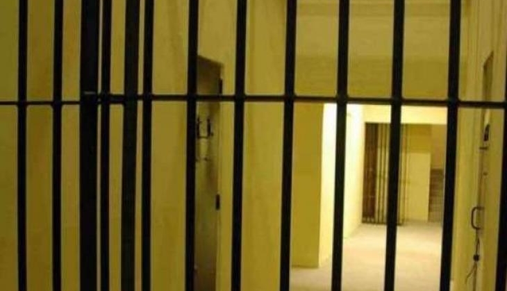 7 dangerous prisoners make hole in prison's concrete wall with sticks ...