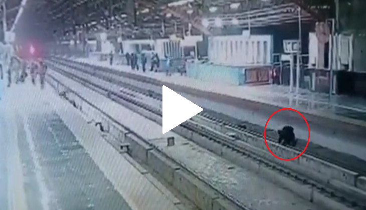 Man slips, falls down on Metro track; scary video goes viral | Catch News