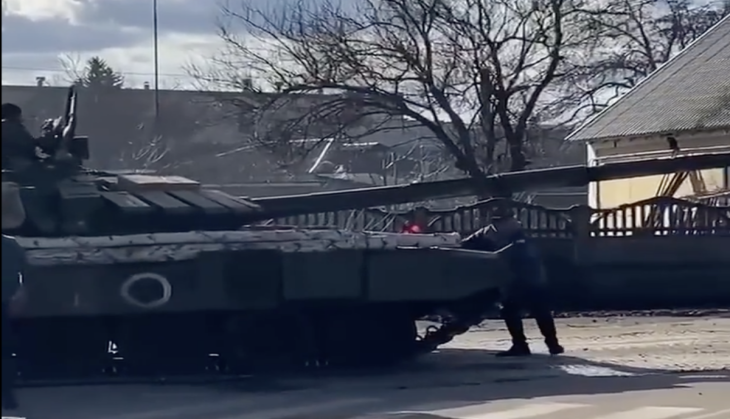 Brave Ukrainian man stops Russian tank with bare hands, watch dramatic ...