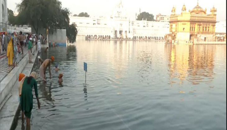 Devotees take holy dip in Golden Temple 'Sarovar' on Baisakhi | Catch News